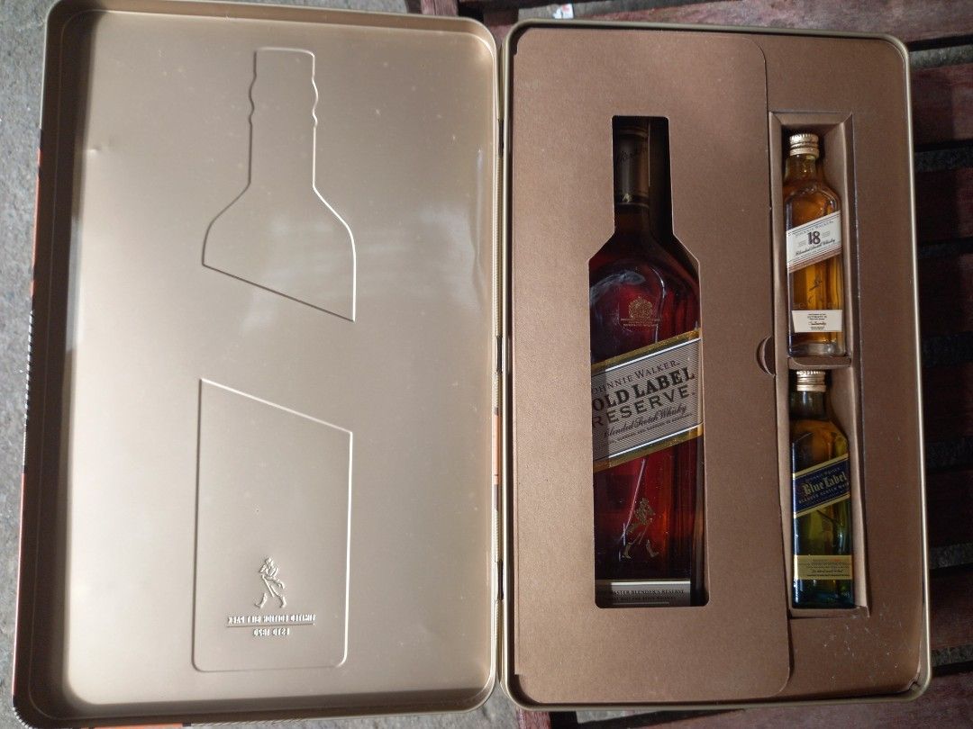 Johnnie Walker Gold Label reserve gift set, Food & Drinks, Beverages on ...