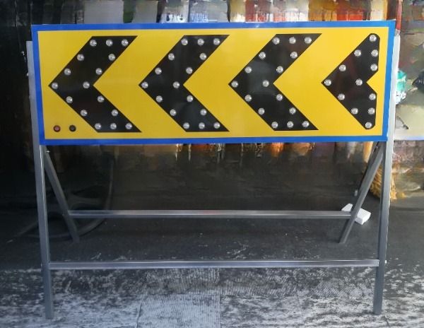 One Way Direction Solar Arrow Sign Board LED Warning Light with Stand ...