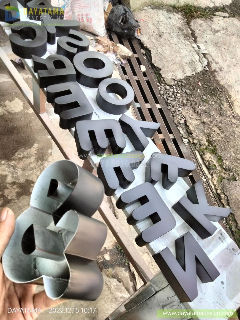 Papan Nama Huruf Timbul Plat Galvanis Cat Duko, Desain & Kerajinan ...