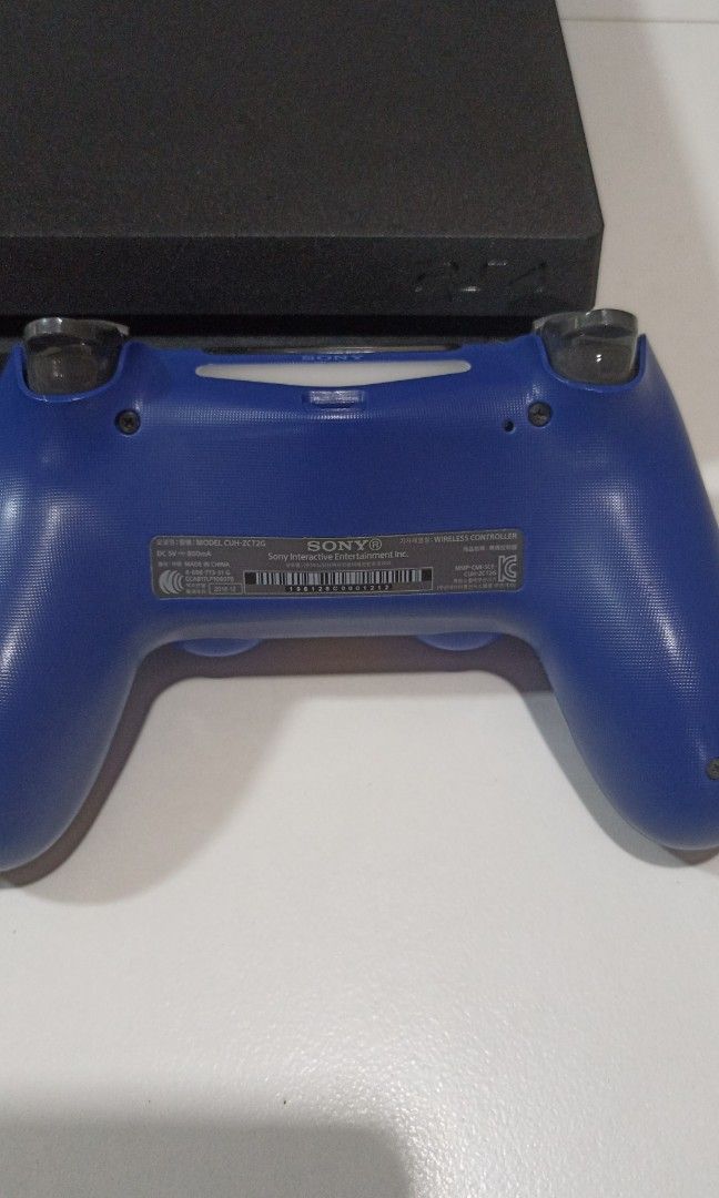 PS4 PRO (latest gen CUH-7200) full set with two dualshock authentic ...