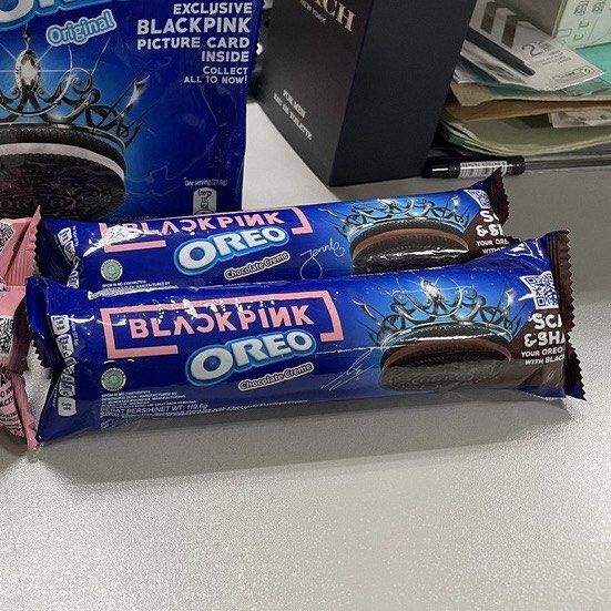 BLACKPINK OREO WITH PC PINK/BLUE/BLACK, Food & Drinks, Packaged ...
