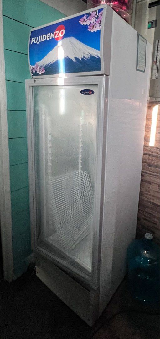 Fujidenzo SU-90 9 cu. ft. Showcase Chiller, Fan Cooled System, Key Lock ...