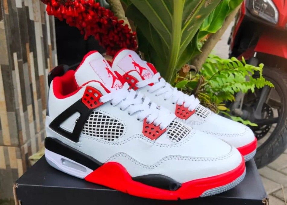 SEPATU RUNNING NIKE AIR RETRO, Fesyen Pria, Sepatu , Sneakers di Carousell