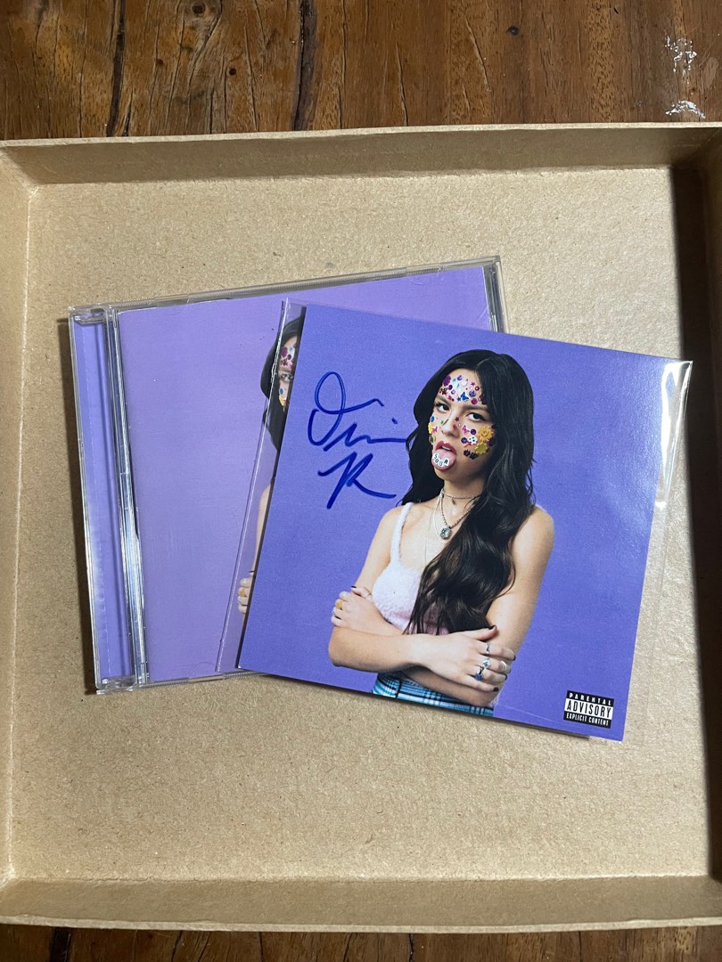 (SIGNED) Olivia Rodrigo Sour CD (+artcard), Audio, Portable Music ...