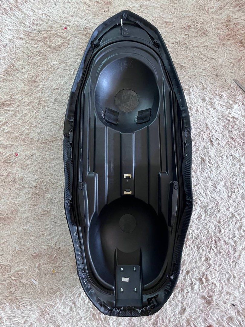 Yamaha Xmax sports comfort seat with carbon. Custom Akatsuki embroidery ...