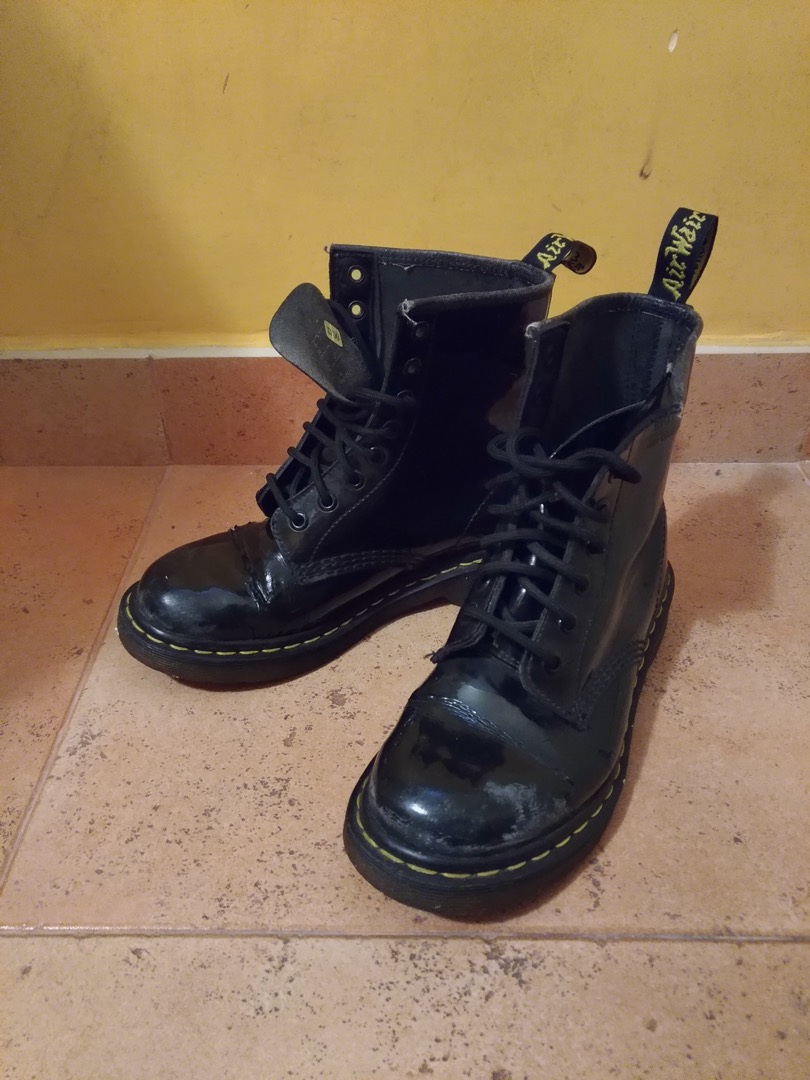 Dr Martens Original 1460 8 Eye patent leather boots in black, 女裝, 鞋, 靴 ...