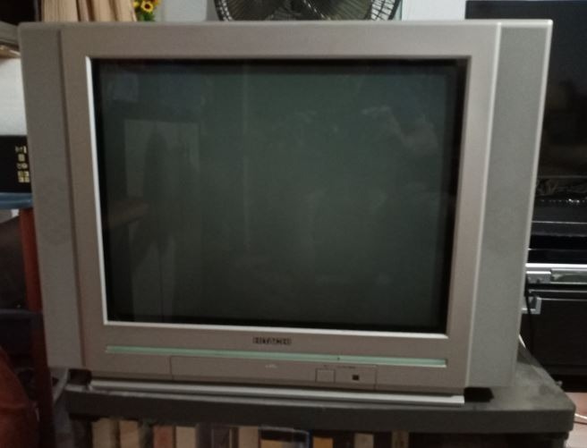 Hitachi 21" flat screen CRT TV (with remote control), TV & Home ...