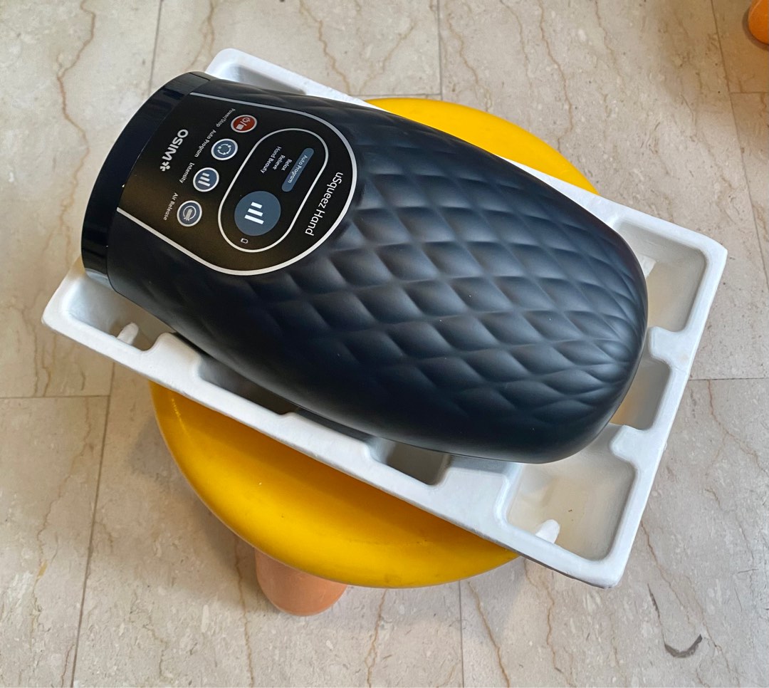 OSIM uSqueez Hand Massage, Health & Nutrition, Massage Devices on Carousell