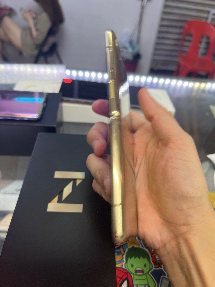 Samsung z flip gold ( dead pixel ), Mobile Phones & Gadgets, Mobile ...