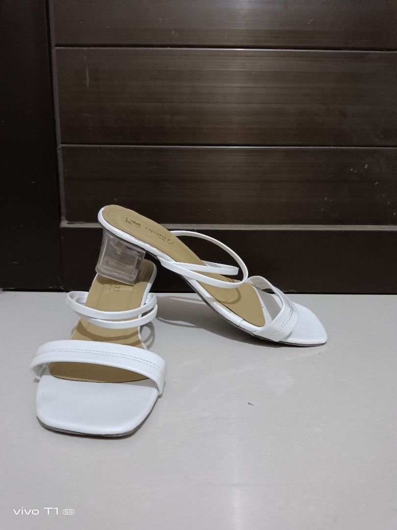 Sandal heels tahu warna putih, Fesyen Wanita, Sepatu di Carousell