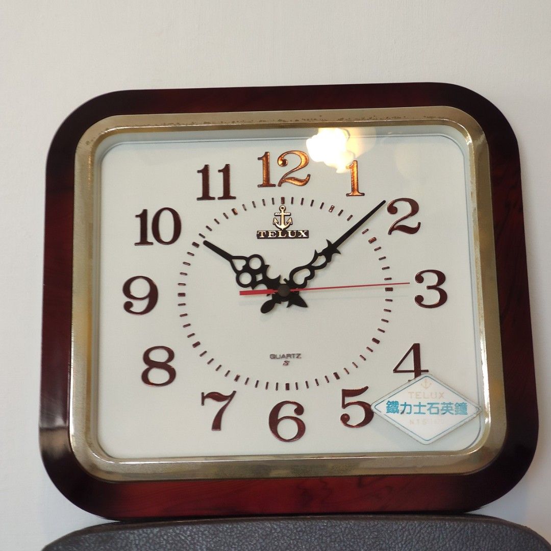 Vintage 早期 Telux 鐵力士 日本機芯 方形木紋 時鐘 掛鐘 壁鐘Japan movement quartz clock 銅色 ...