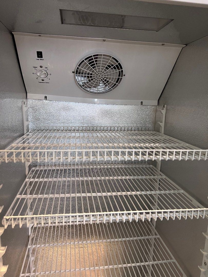 Fujidenzo SU-90 9 cu. ft. Showcase Chiller, Fan Cooled System, Key Lock ...