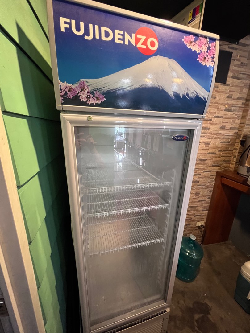 Fujidenzo SU-90 9 cu. ft. Showcase Chiller, Fan Cooled System, Key Lock ...