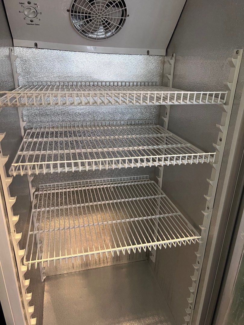 Fujidenzo SU-90 9 cu. ft. Showcase Chiller, Fan Cooled System, Key Lock ...