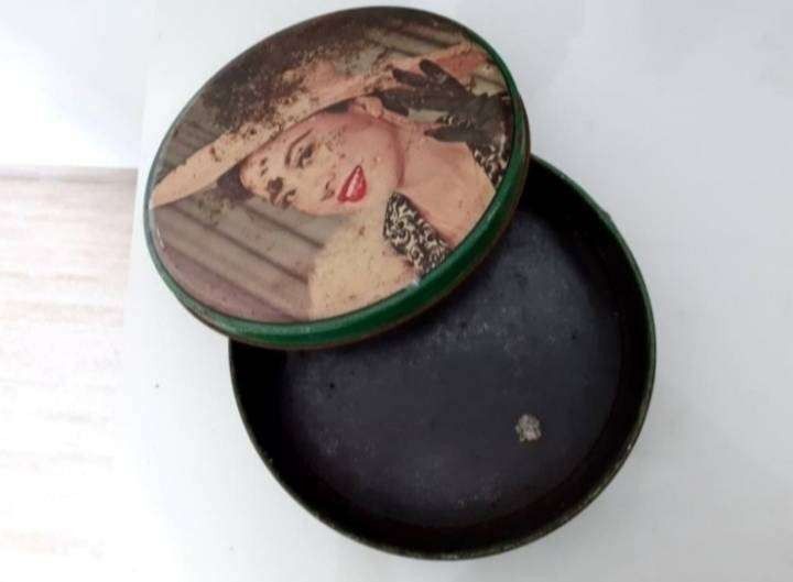 Koleksi kaleng bekas biskuit vintage, Antik, Pajangan di Carousell