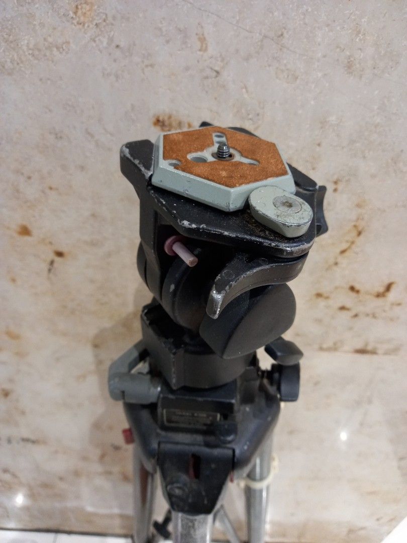 Manfrotto Art 058 tripod.., Photography, Photography Accessories, Tripods & Monopods on Carousell