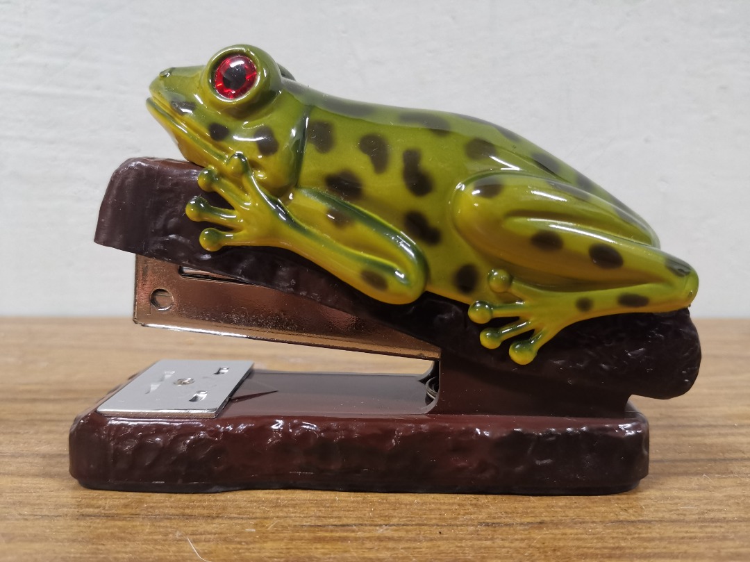 Vintage Red Eye Green Tree Frog Stapler, Hobbies & Toys, Collectibles ...