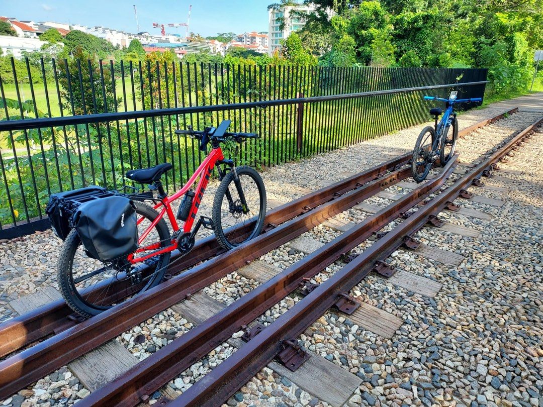 BNIB Thule Shield Pannier & Bontrager Bike Rack, Sports Equipment ...