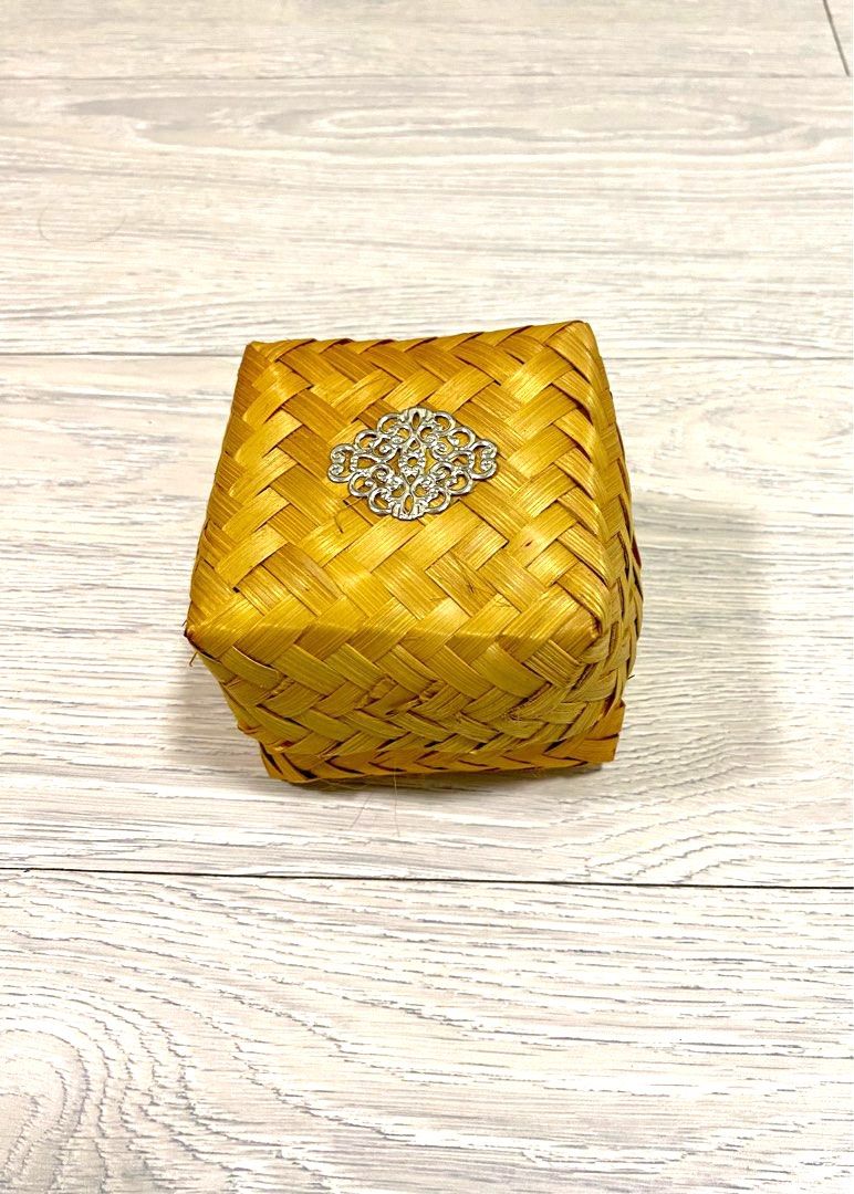 Classic anyaman door gift, Hobbies & Toys, Stationery & Craft ...