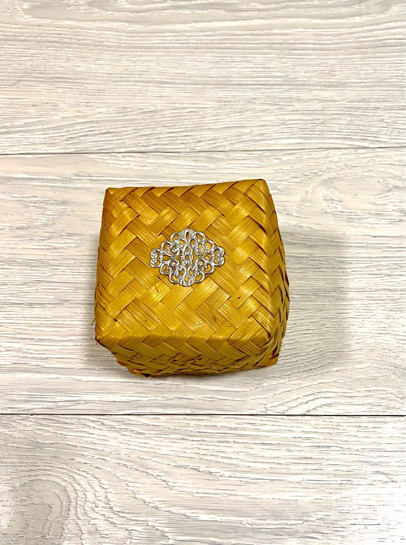 Classic anyaman door gift, Hobbies & Toys, Stationery & Craft ...