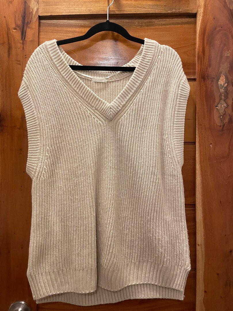 GU Knitted Vest, Women's Fashion, Tops, Sleeveless on Carousell