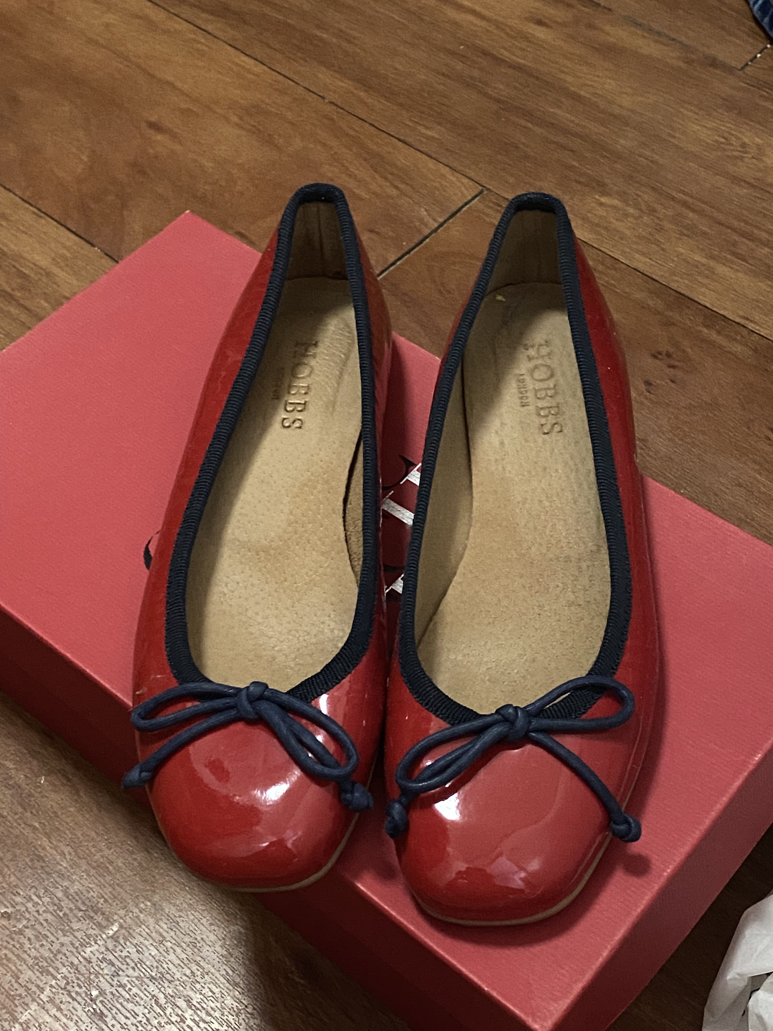 Hobbs red flats, Women's Fashion, Footwear, Flats & Sandals on Carousell