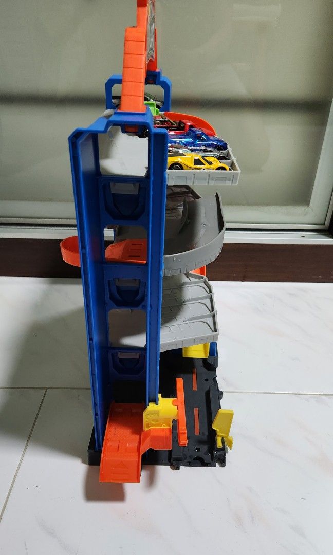 Hot Wheels Stunt Garage + 12 Hot Wheel Cars, Hobbies & Toys, Toys ...