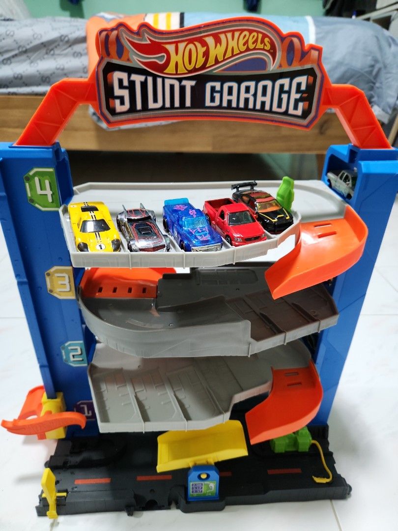 Hot Wheels Stunt Garage + 12 Hot Wheel Cars, Hobbies & Toys, Toys ...