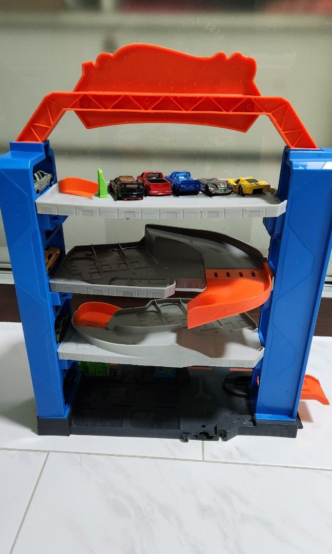 Hot Wheels Stunt Garage + 12 Hot Wheel Cars, Hobbies & Toys, Toys ...