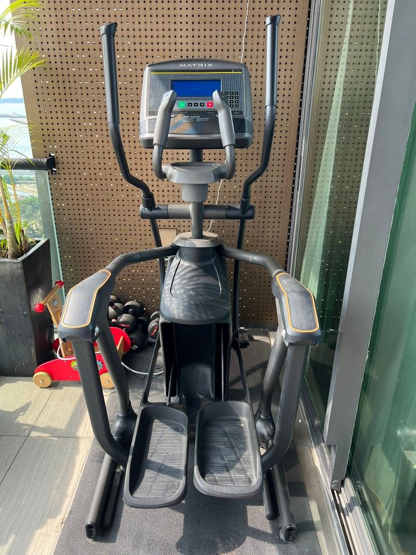 Matrix Fitness E30 Elliptical 9.5/10, Sports Equipment, Exercise ...