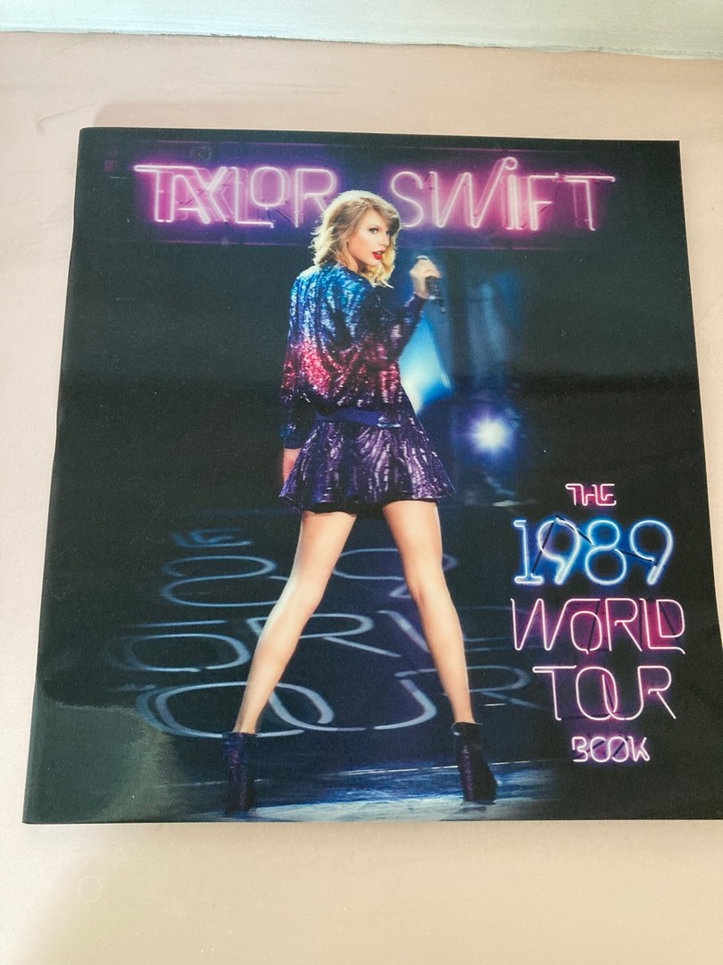 Taylor Swift 1989 world tour book, Hobbies & Toys, Memorabilia ...