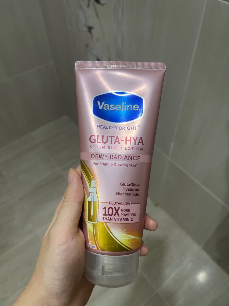 Vaseline gluta hya dewy radiance, Kesehatan & Kecantikan, Kulit, Sabun ...