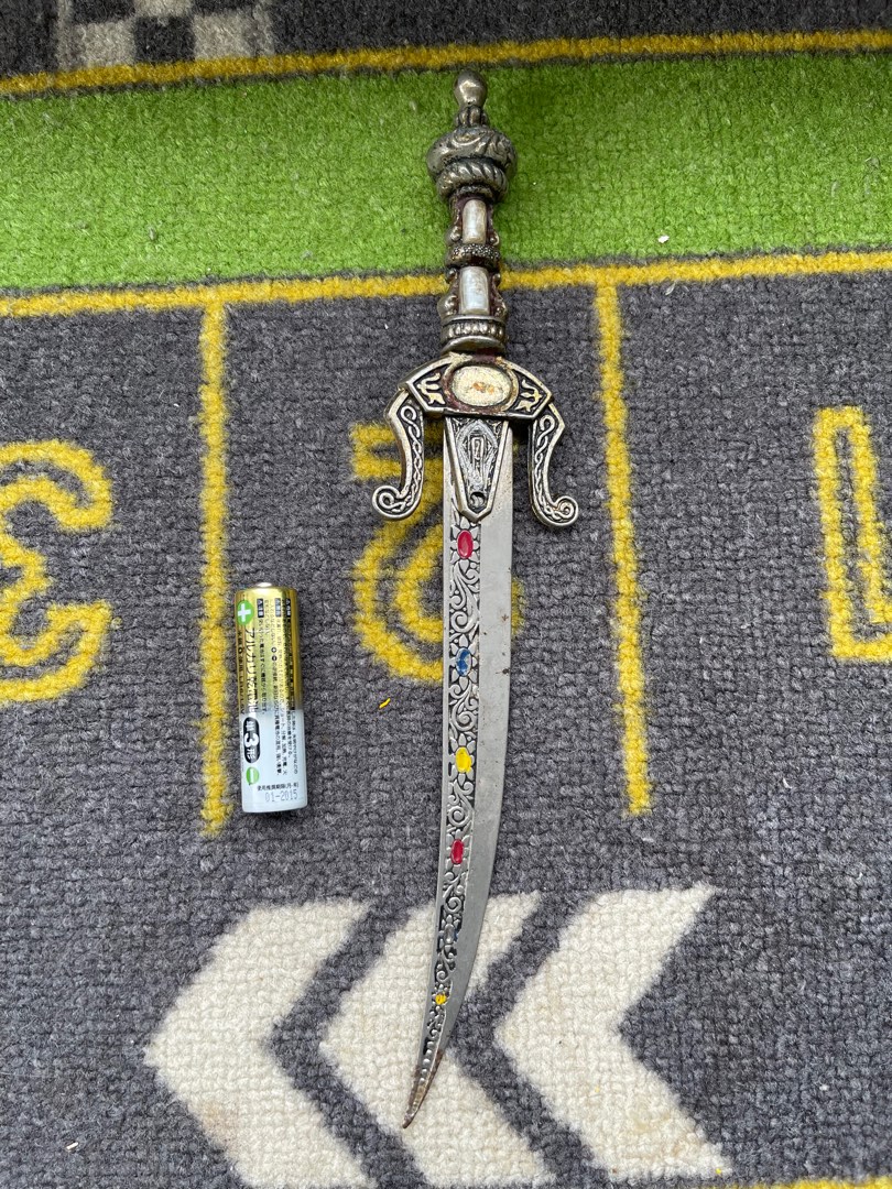Vintage dagger model made of metal non magnetized, Hobbies & Toys ...