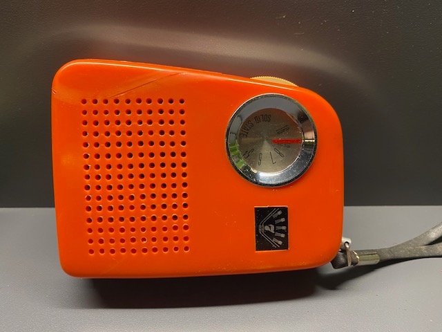 Vintage Mini Portable Radio, Hobbies & Toys, Memorabilia & Collectibles ...