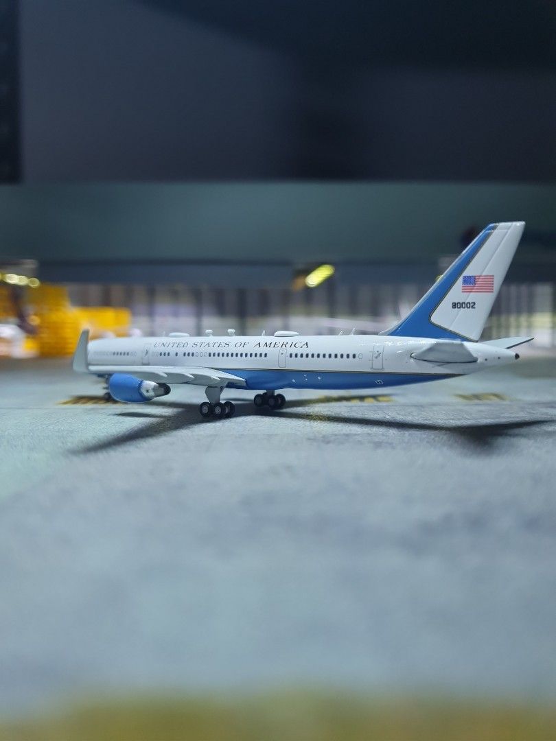 1:400 Gemini Jets USAF Boeing C32 (757-200), Hobbies & Toys, Toys ...