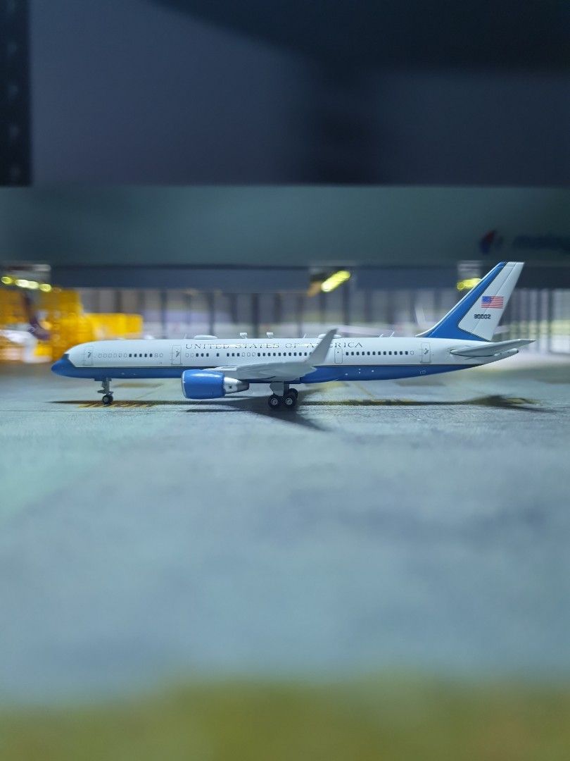 1:400 Gemini Jets USAF Boeing C32 (757-200), Hobbies & Toys, Toys ...