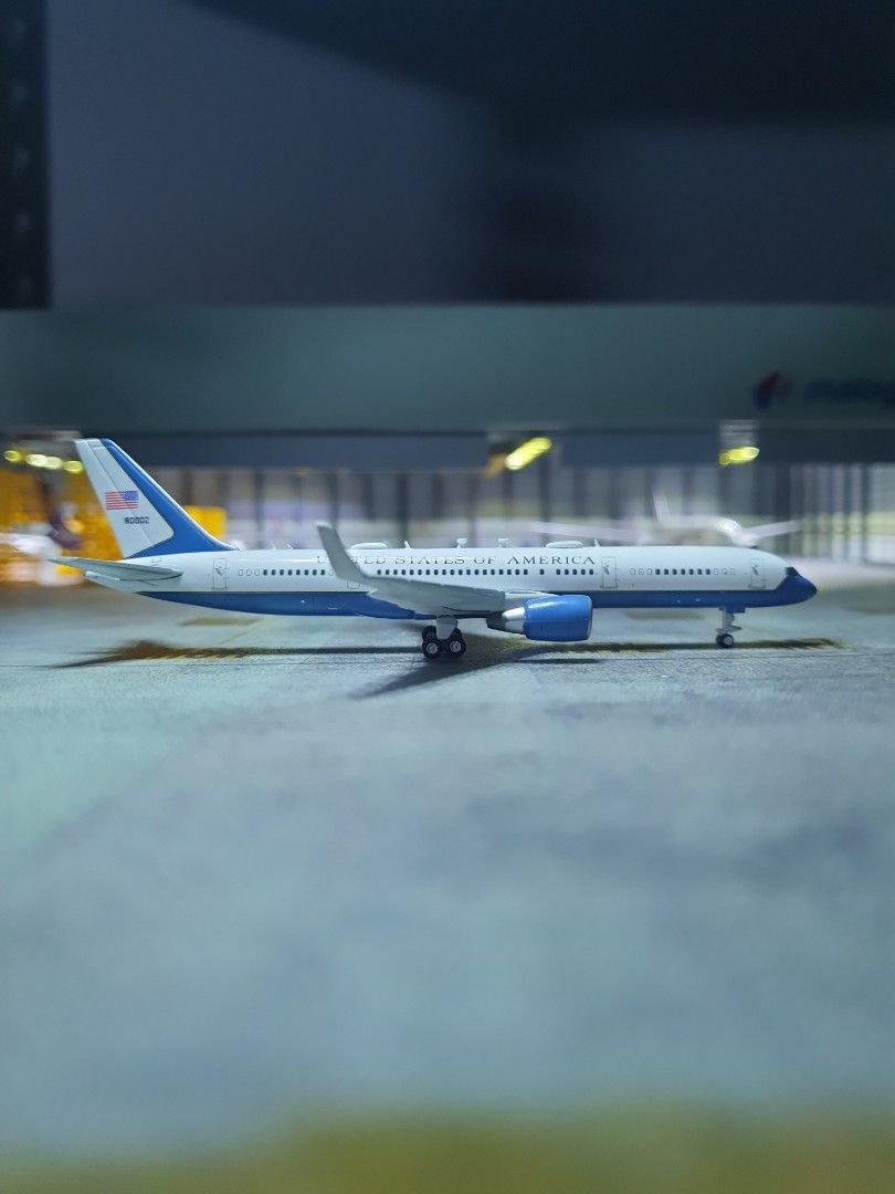 1:400 Gemini Jets USAF Boeing C32 (757-200), Hobbies & Toys, Toys ...