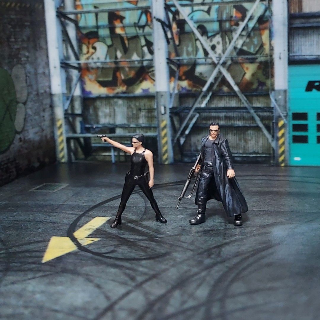 1/64 The Matrix Lincoln Continental car; Neo and Trinity figurines ...