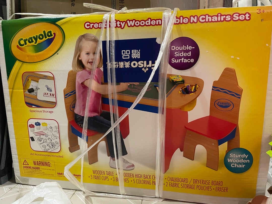 Crayola wooden art table and chair set, 兒童＆孕婦用品, 兒童傢具, 兒童傢具 - 桌子及椅子 ...