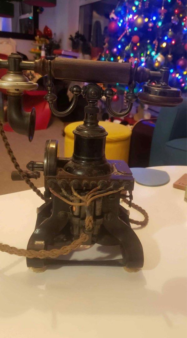 First ever landline telephone, 興趣及遊戲, 收藏品及紀念品, 古董收藏 - Carousell