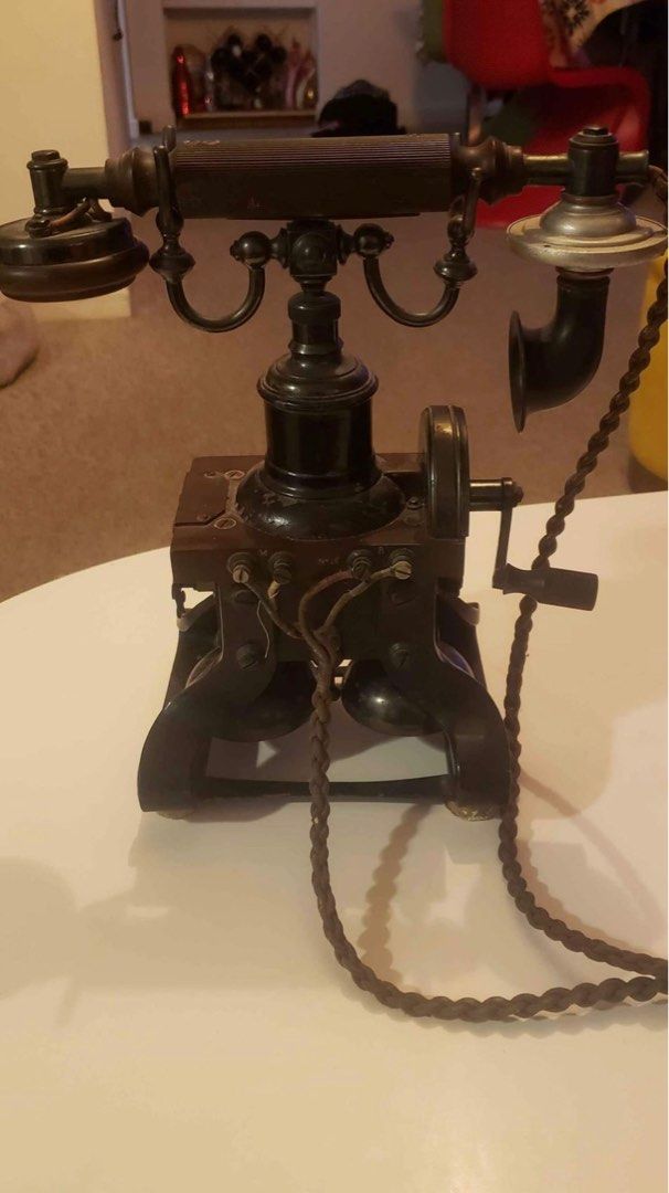 First ever landline telephone, 興趣及遊戲, 收藏品及紀念品, 古董收藏 - Carousell