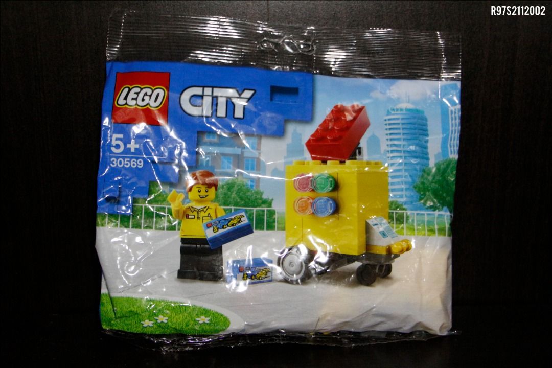 Lego City 30569: LEGO Stand Yellow - New/Sealed, Hobbies & Toys, Toys ...