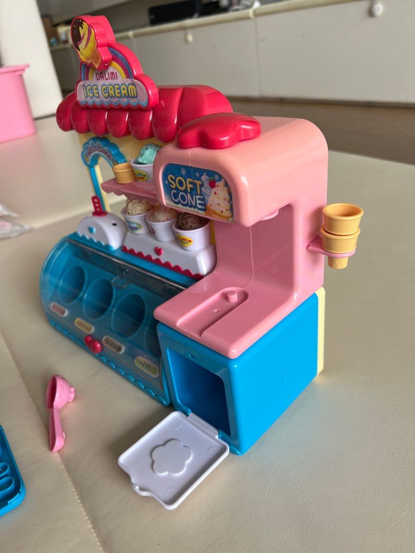 Ice scream shop for use with clay ( like play dough), 興趣及遊戲, 玩具 & 遊戲類 ...