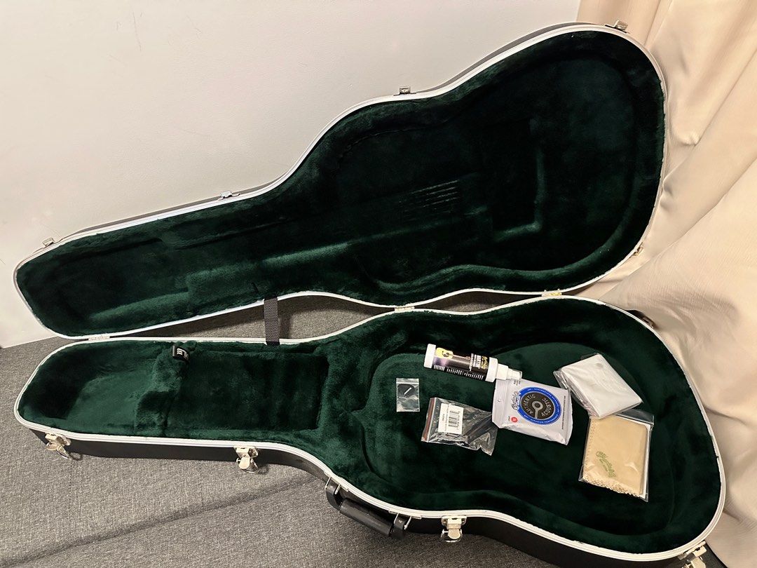 Martin Dreadnought Guitar Case C640 with lock and a lot of accessories ...