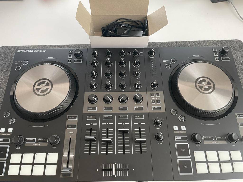 Native Instruments Traktor Kontrol S3 4-channel DJ Controller, Audio ...