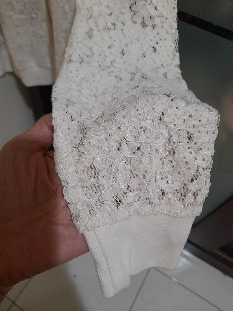Outer Brokat putih, Fesyen Wanita, Pakaian Wanita, Baju Luaran di Carousell