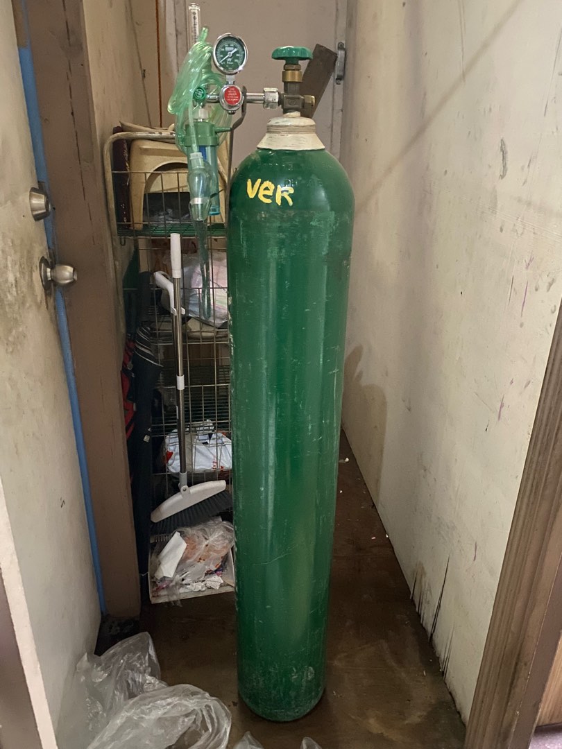 50lbs Oxygen tank with regulator (almost full pa po laman), Health ...