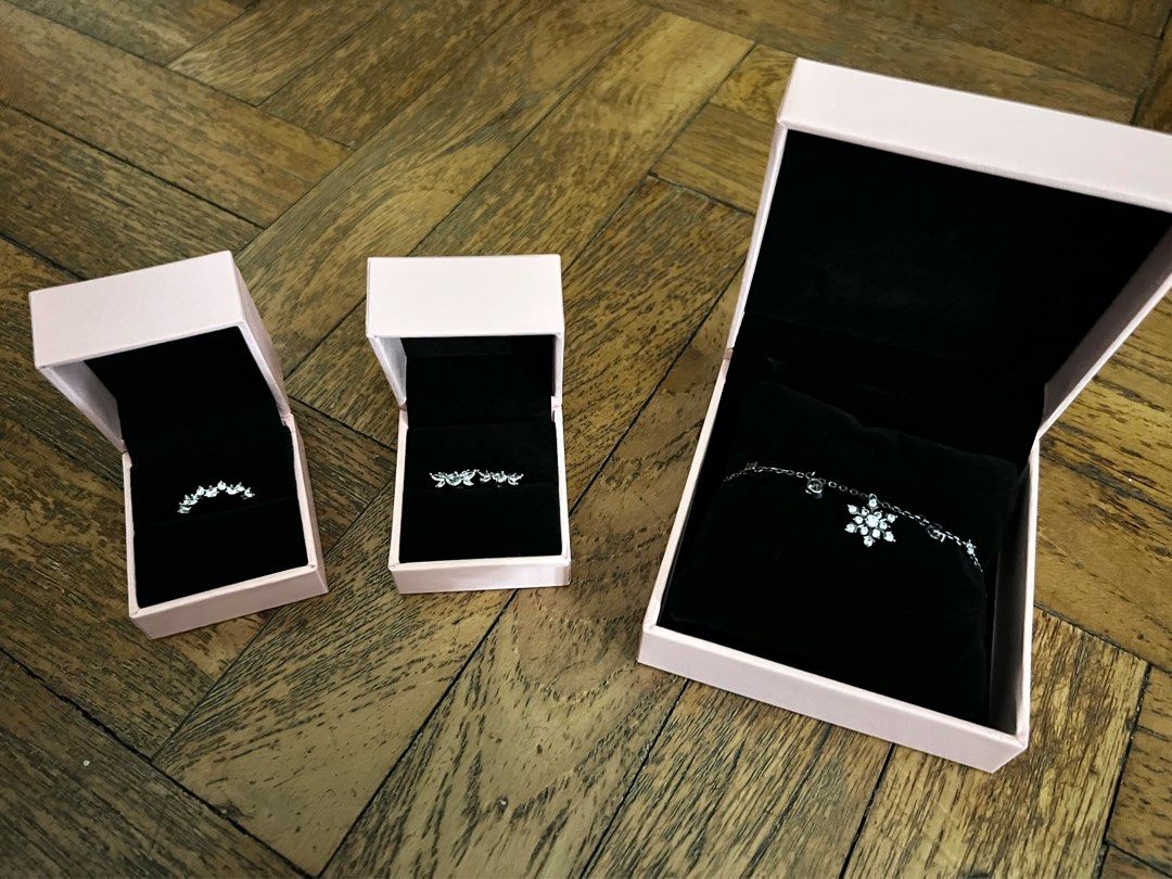 The Starry Co Blushing Christmas Collection, Women's Fashion, Jewelry ...