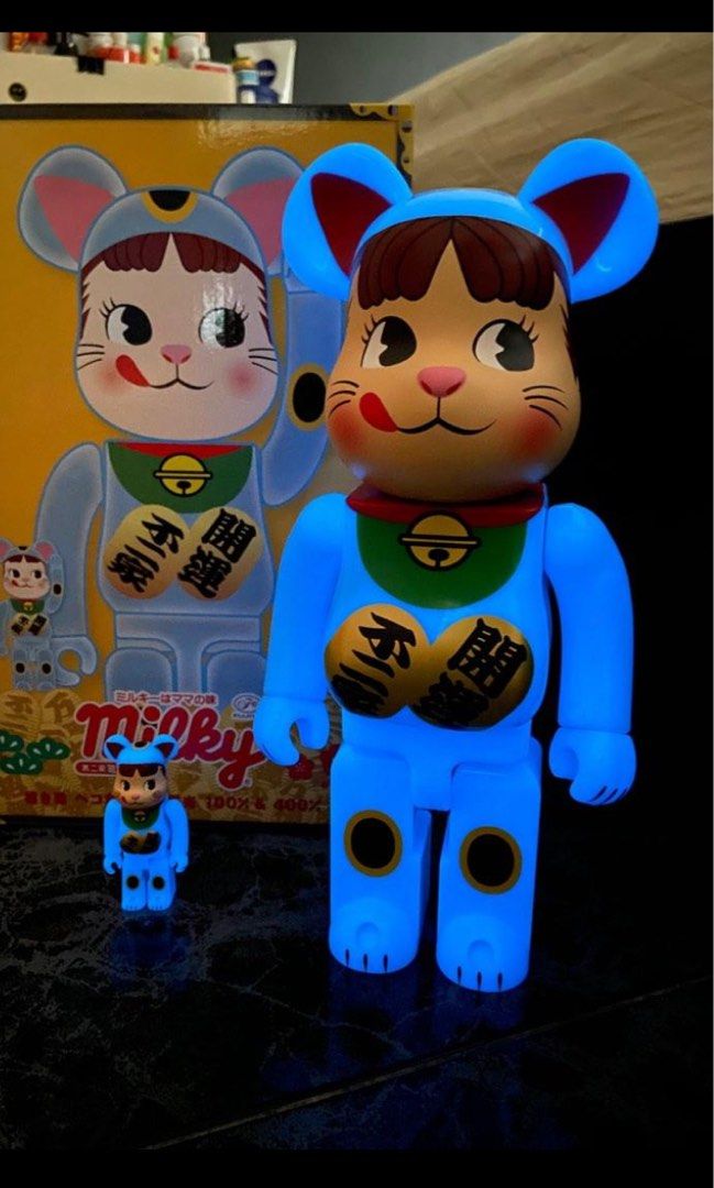 400%/100% GID blue Peko lucky cat bearbrick manekineko gid be@rbrick, Hobbies & Toys, Toys ...