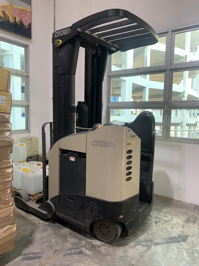 Reach Truck - Crown RR 5200 Series (Warehouse Equipment), Everything ...
